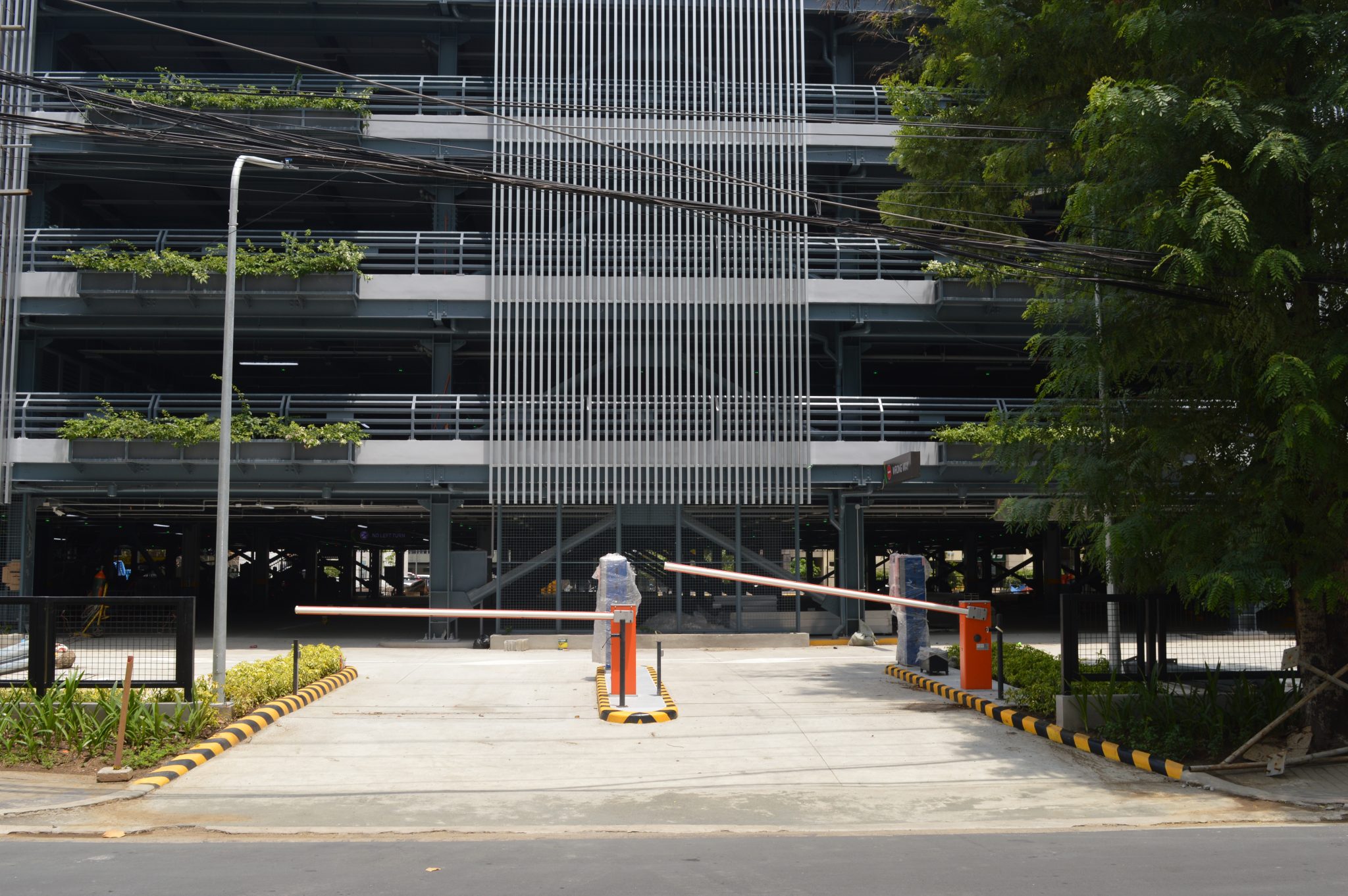 A LITTLE NEARER INTO THE FUTURE: Legazpi Carpark Building and Villar ...